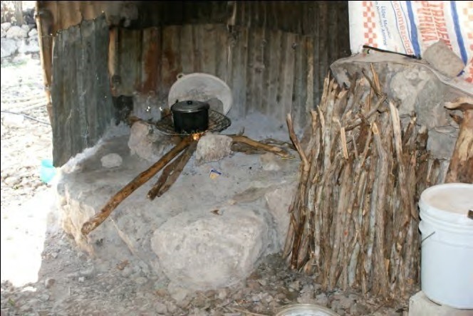 EL FOG N ABIERTO DE TRES PIEDRAS EN LA PEN NSULA DE YUCAT N: TRADICI N Y TRANSFERENCIA TECNOL GICA